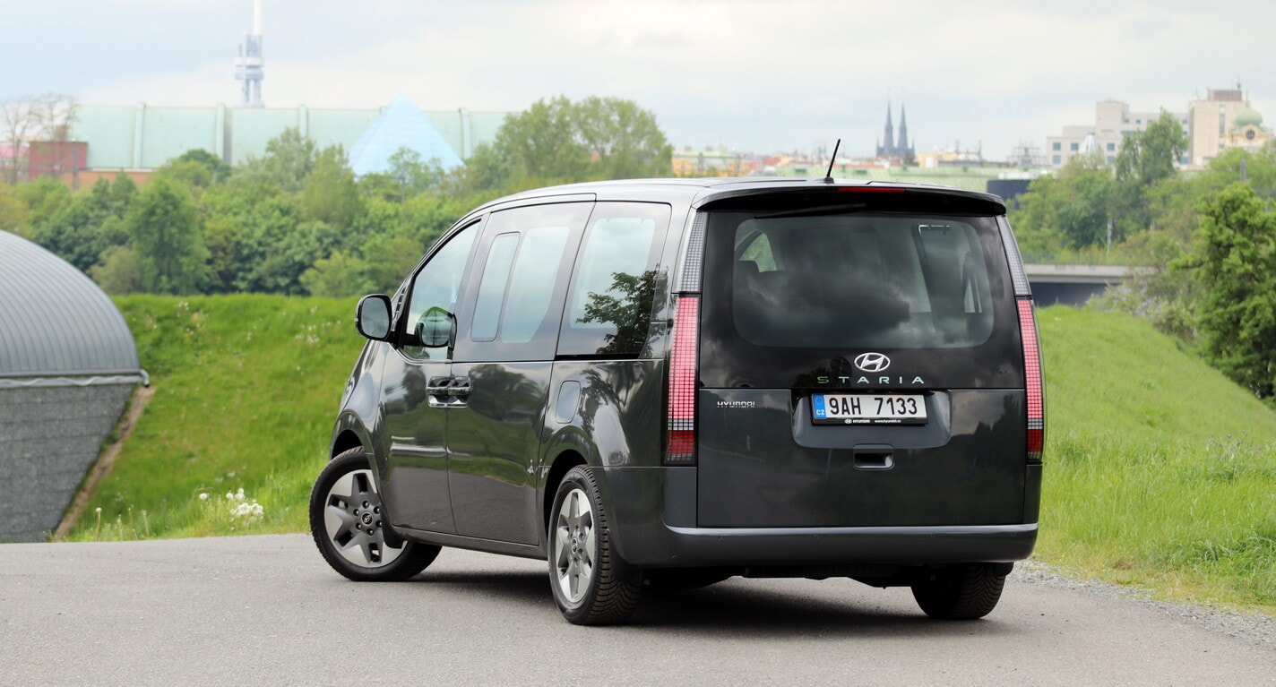 Test: Hyundai Staria 2,2 CRDi AT FWD - Vesmírná loď pro rodinu i ...